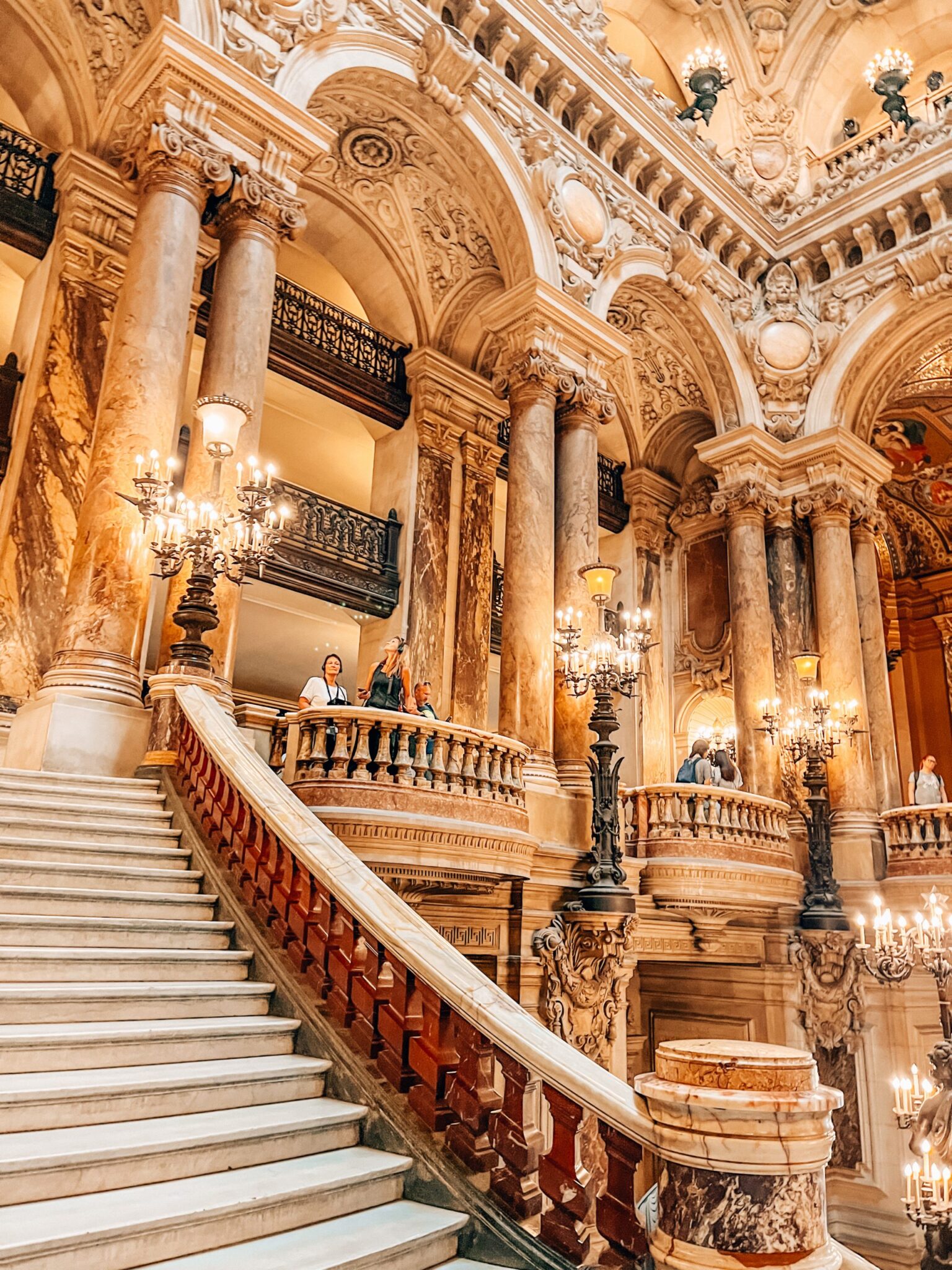 Zajrzyj do wnętrza splendorów Opery Paryskiej - Blog o Paryżu i podróżach